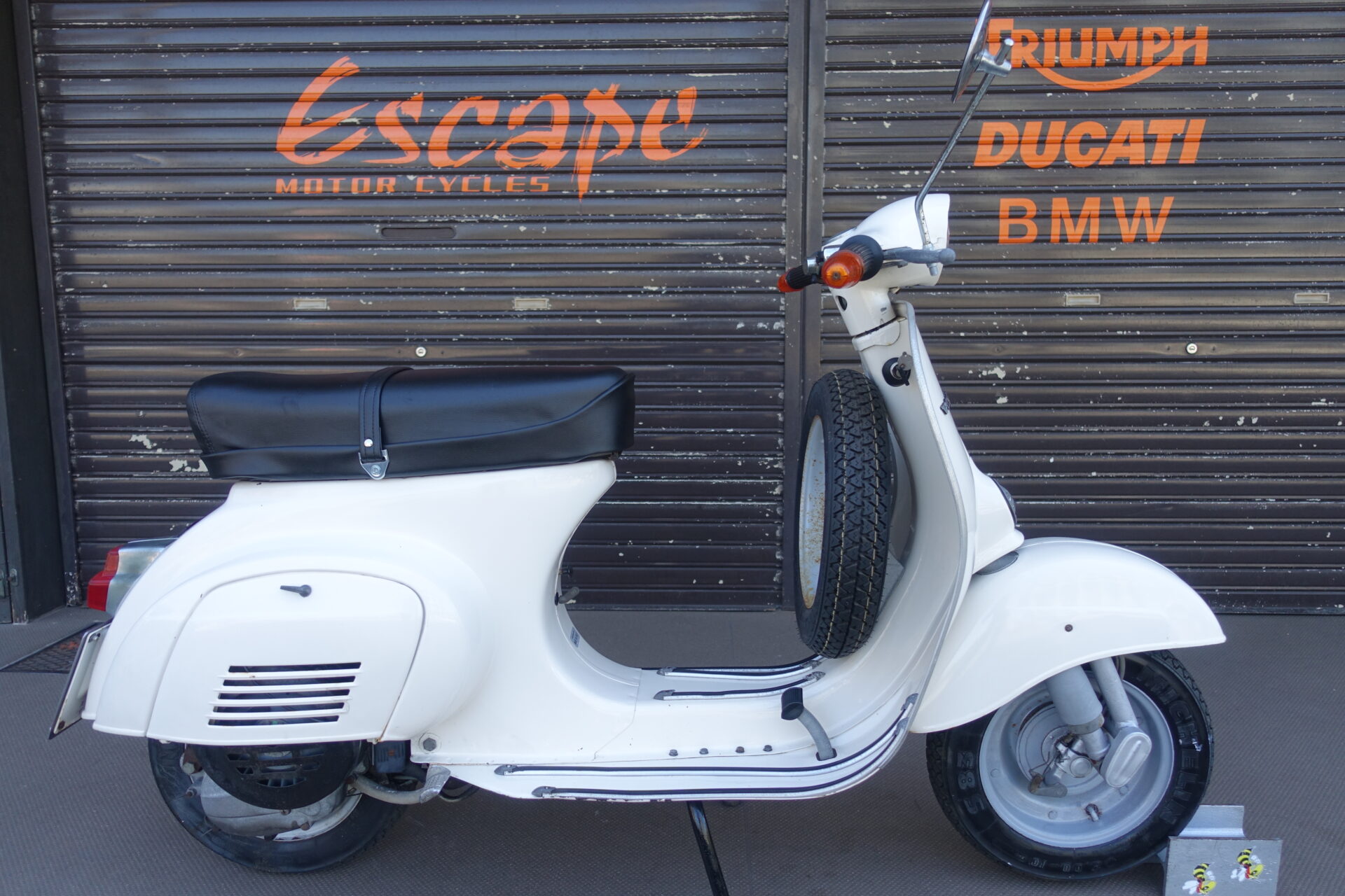 VESPA 100 | Escape Bike