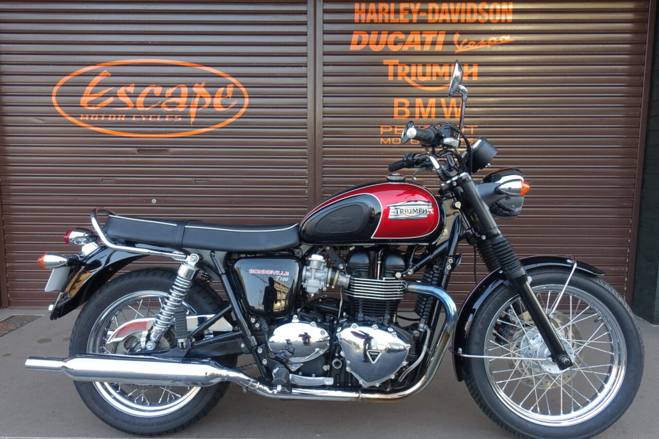 TRIUMPH ボンネビルT100 50周年アニバーサリーモデル トライアンフマフラー ハーモニカエンブレム | Escape Bike