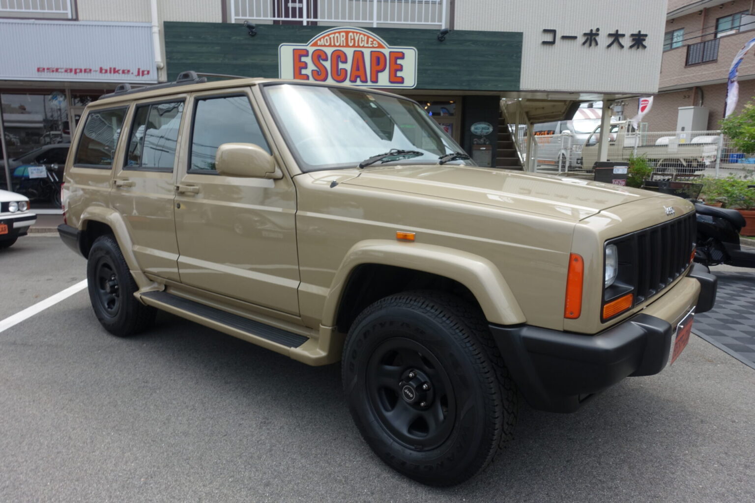 Jeep Cherkee Sport 4.0 サンドベージュ | Escape Bike