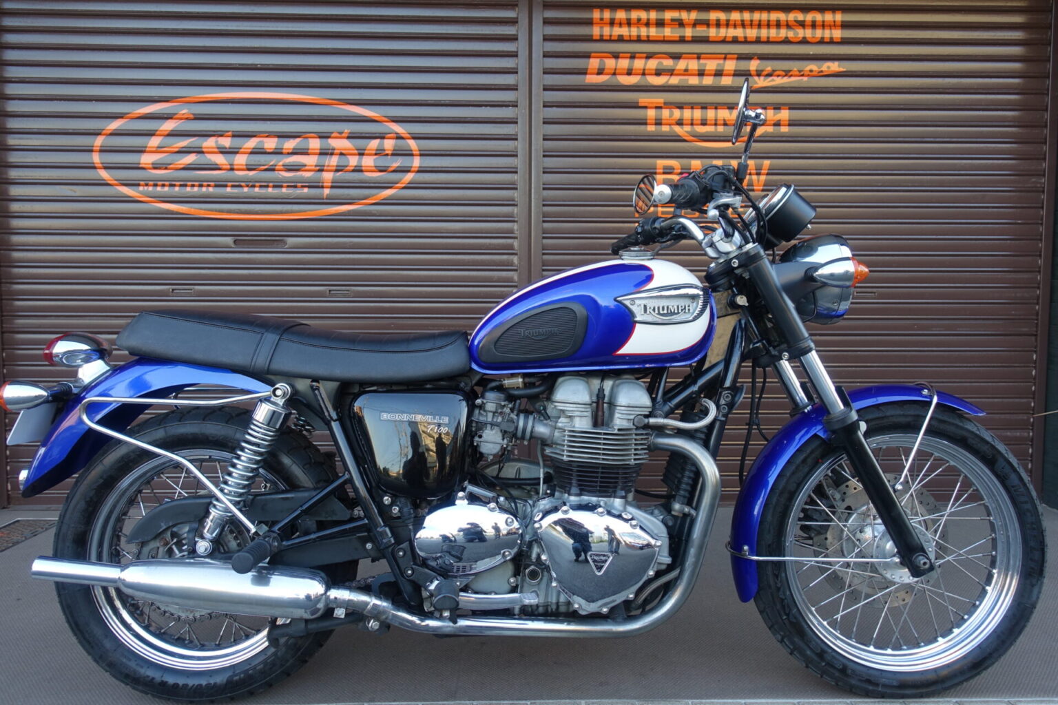 TRIUMPH ボンネビルT100 790ccエンジン 空冷キャブ車 TOGAマフラー | Escape Bike